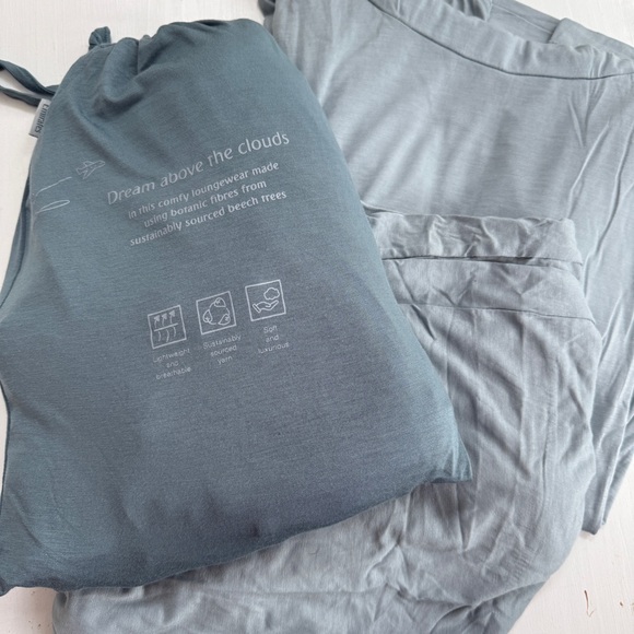 Emirates | Other | Brand New Emirates Business Class Pajamas Dream ...